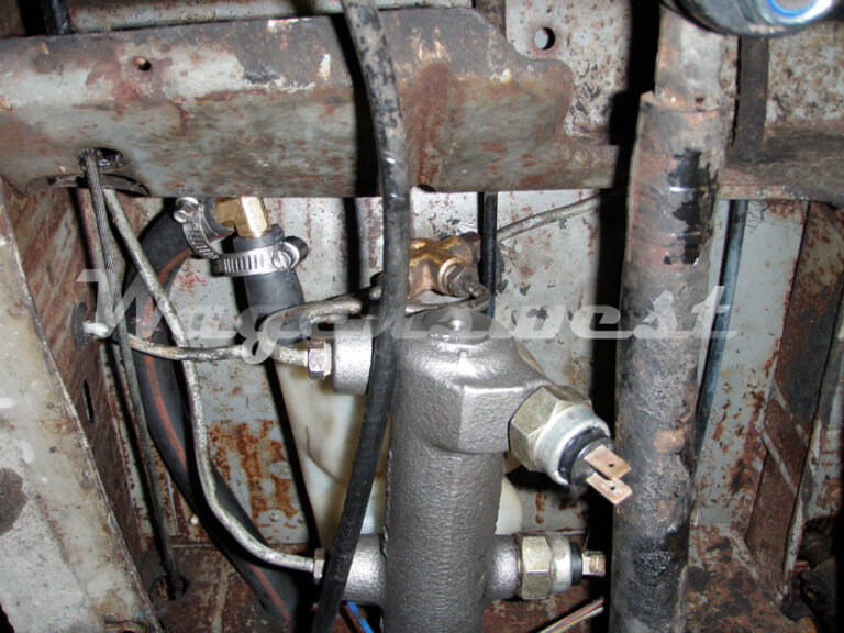 1968-70 Volkswagen bus dual circuit master cylinder kit